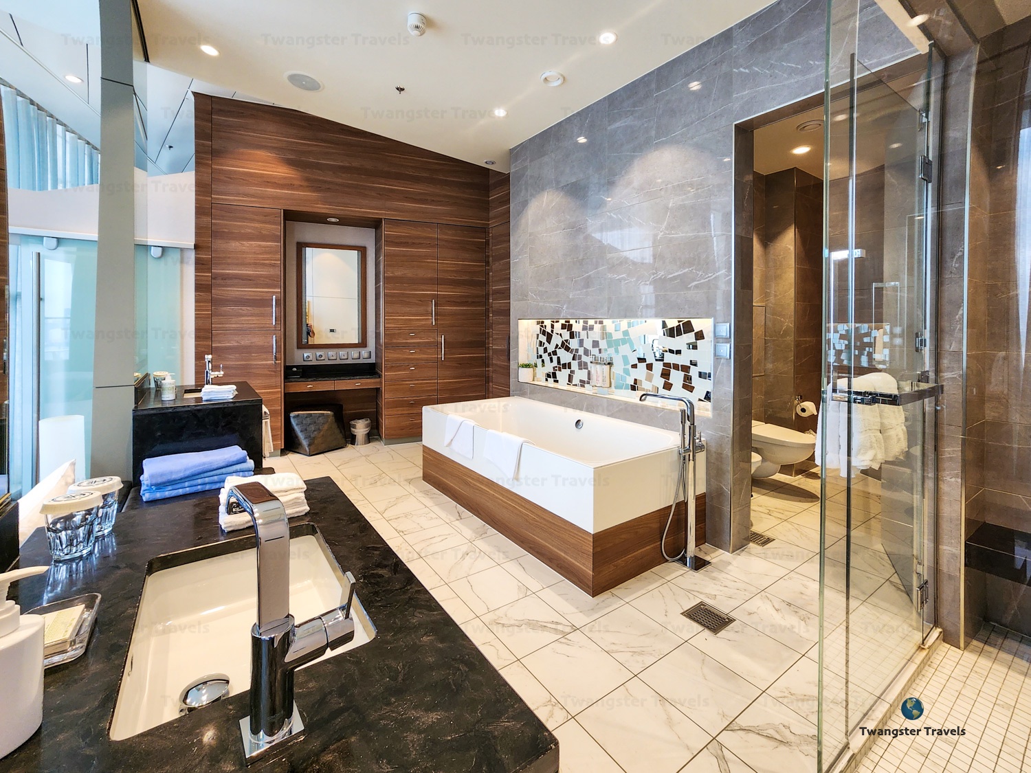 Stratosphere Oasis Suite Review